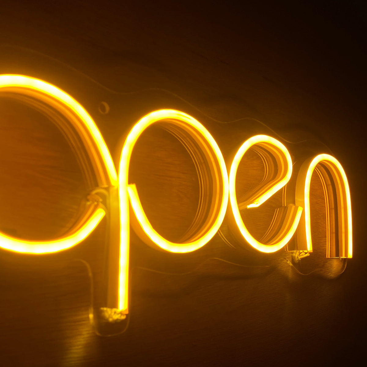 Letrero Led Neón con la Palabra Open en Luz Ámbar – La Bombilla Iluminacion