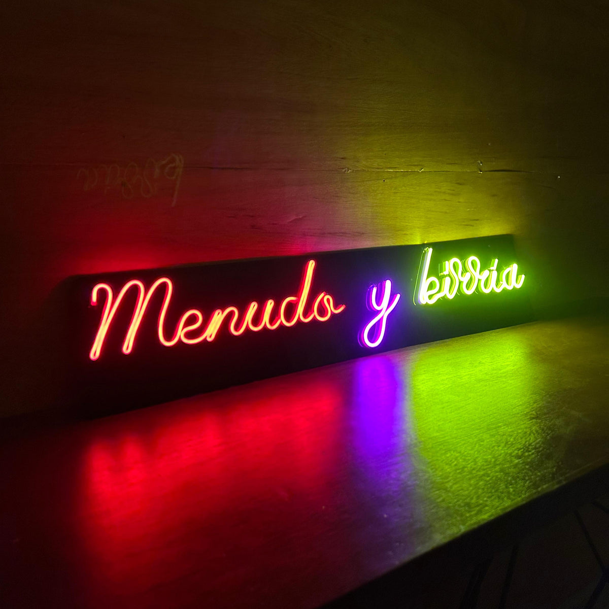 Letrero LED Neón con Frase Menudo y Birria en Acrilico Negro con Luz R ...